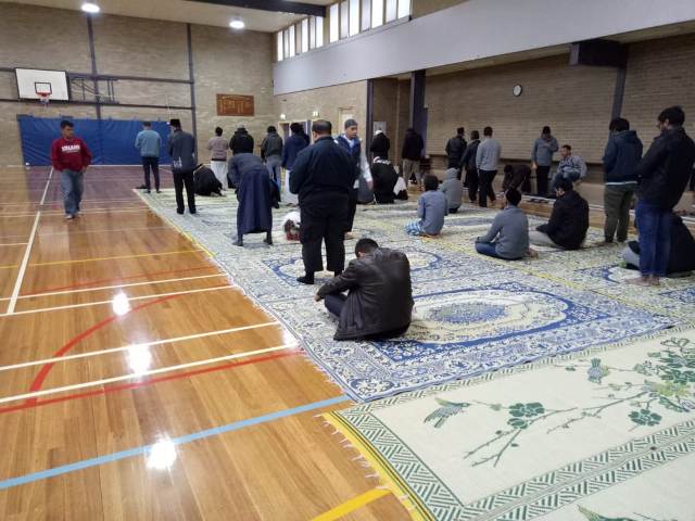 Shalat Jumat di lapangan basket bersama khatib Dedy Martoni — Mimbar Rakyat