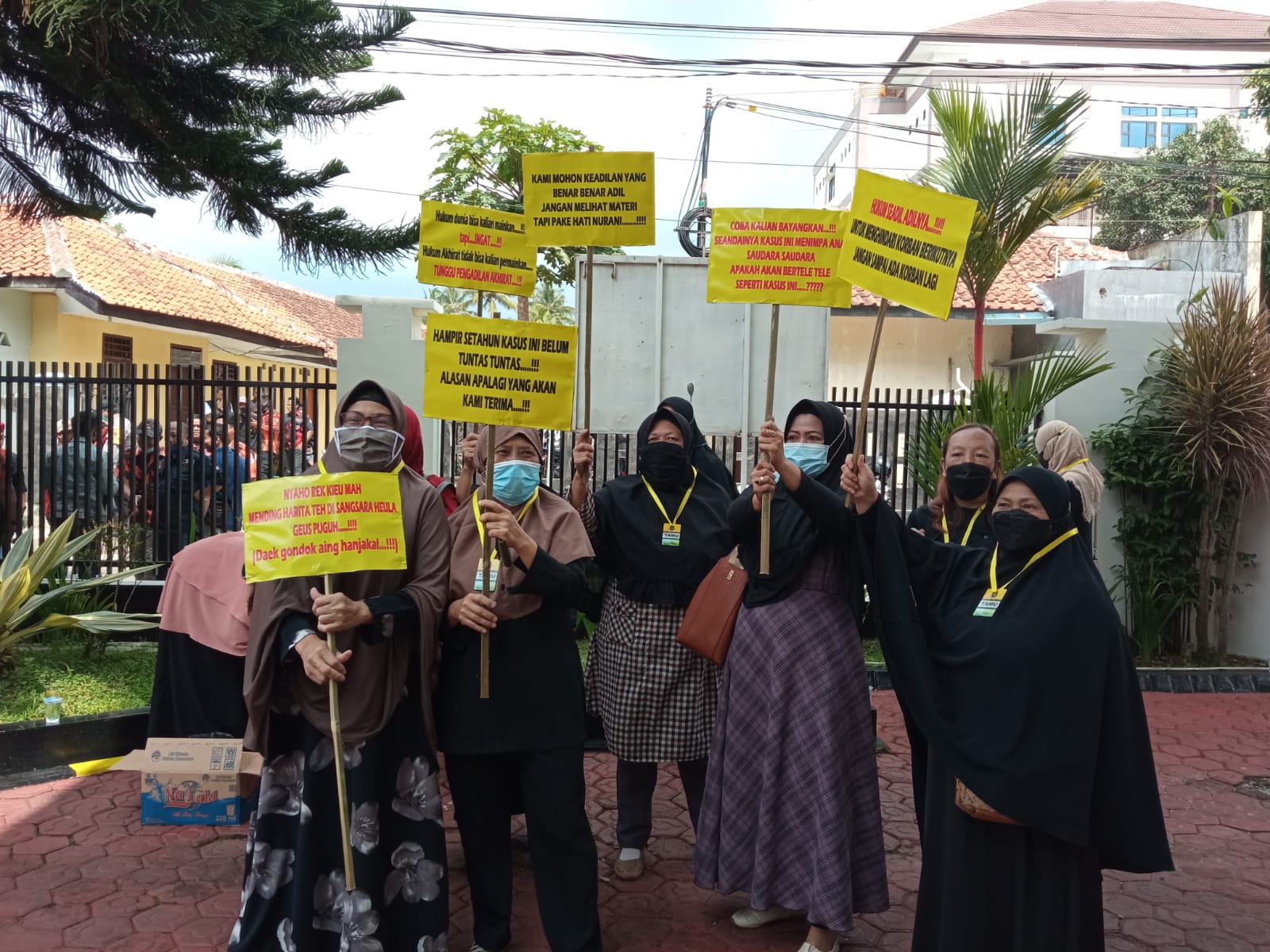 Buntut Kasus Pelecehan Seksual Anak, Ratusan Massa Mengawal Sidang ... Buntut Kasus Pelecehan Seksual Anak, Ratusan Massa Mengawal Sidang ...